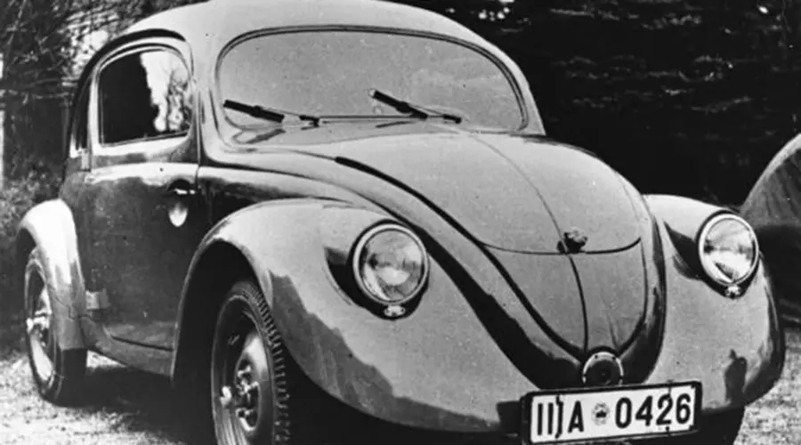 Volkswagen “Beetle” Boya ọkan ninu awọn ọkọ ayọkẹlẹ olokiki julọ ni agbaye ni a ṣẹda lori awọn aṣẹ ti ara ẹni ti Hitler. O fun Daimler ati Benz diẹ sii ju 50 million Reichsmarks, ati ni 1937 ipele akọkọ ti awọn ọkọ ayọkẹlẹ fi ile -iṣẹ silẹ labẹ aami Kraft durch Freude (Agbara nipasẹ ayọ). Lẹhinna ọgbin naa wa labẹ ofin ti Ilu Gẹẹsi, ẹniti o tun ṣe agbekalẹ iṣelọpọ awọn ọkọ ayọkẹlẹ.