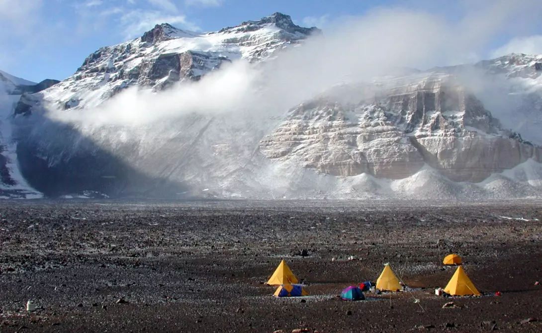 Ang Transantarctic Mountains ng Antarctica ay hinati ang kontinente sa Silangan at Kanluran. Isa ito sa pinakamahabang mga bulubundukin sa mundo.