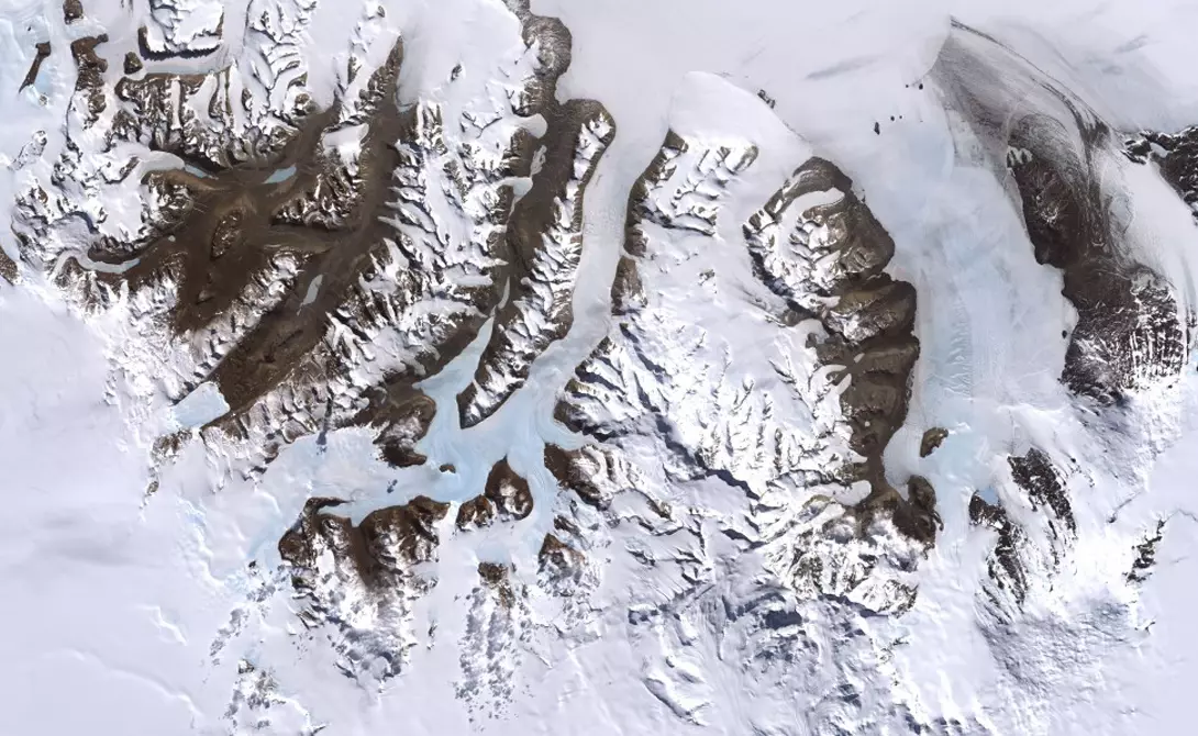 Ang Antarctica ay maaaring maituring na isang disyerto. Ang pinatuyong lugar sa mundo ay matatagpuan dito - Dry Valleys.