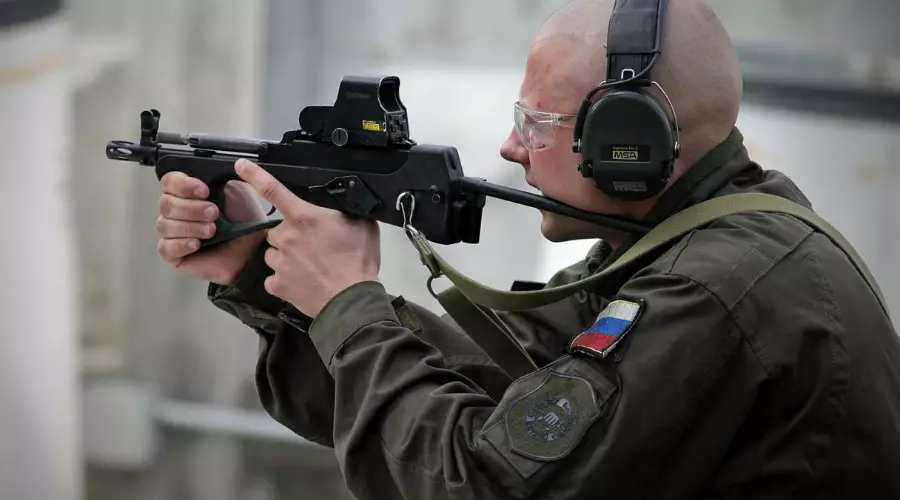 PP-2000 Tula-våbensmede udviklede PP-2000 i 2001 specifikt til anti-terror-enheder. I dag kaldes det den første russiske maskinpistol, der overgår alle vestlige modstykker. PP-2000 er lavet af plast- og metaldele og vejer mindre end halvandet kilo.