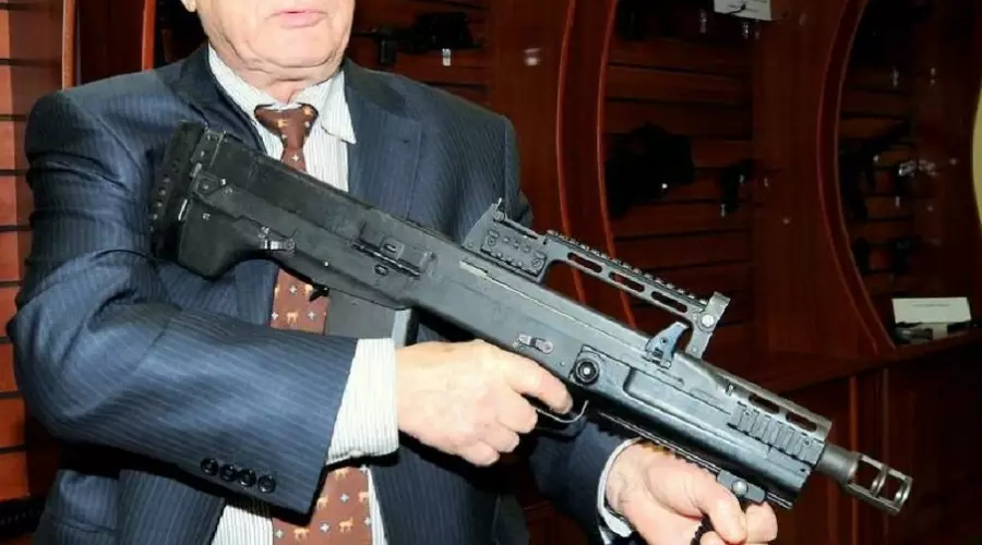 AS-12 Makina akuluakulu oterewa adapangidwa popempha magulu apadera a FSB aku Russia. Imodzi mwa mfuti zochepa zaku Russia zokhazokha zokhala ndi zopangira ng'ombe. Chiwembu chakapangidwe kazida ndi zida zankhondo chikugawidwa.