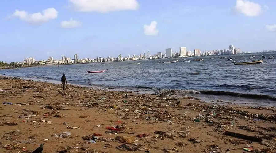 Chowpatty Beach India Chowpatty Beach Indiako hondartzarik ospetsuenetako bat da, Mumbai bihotzean kokatua. Zoritxarrez, munduko hondartzarik hilgarrienetako bat da, baita kutsatuena ere. Bisitariek hondartzan utzitako zabor kopuru handia ikusita, hemen oso gauza txarra harrapatzeko aukerak oso handiak dira.