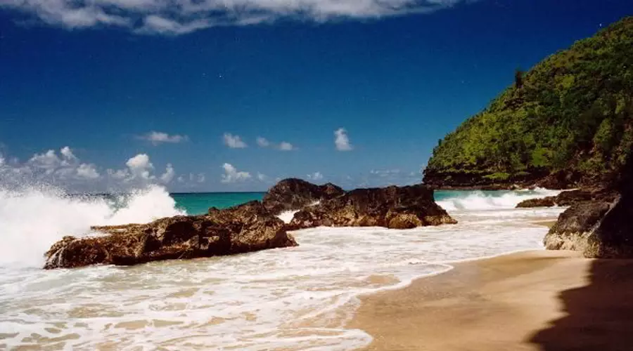 Hanakapaya Beach Hawaii Ti o wa lori erekusu Hawahi ti Kauai, Okun Hanakapaya jẹ ẹwa iyalẹnu. O tun ni ẹgbẹ dudu - awọn ṣiṣan ti o lagbara pupọ ti o le fa paapaa awọn ẹlẹrin nla jade si okun laisi aye lati pada. Gẹgẹbi awọn alaṣẹ agbegbe, diẹ sii ju eniyan 70 ti rì nibi lati 1970.