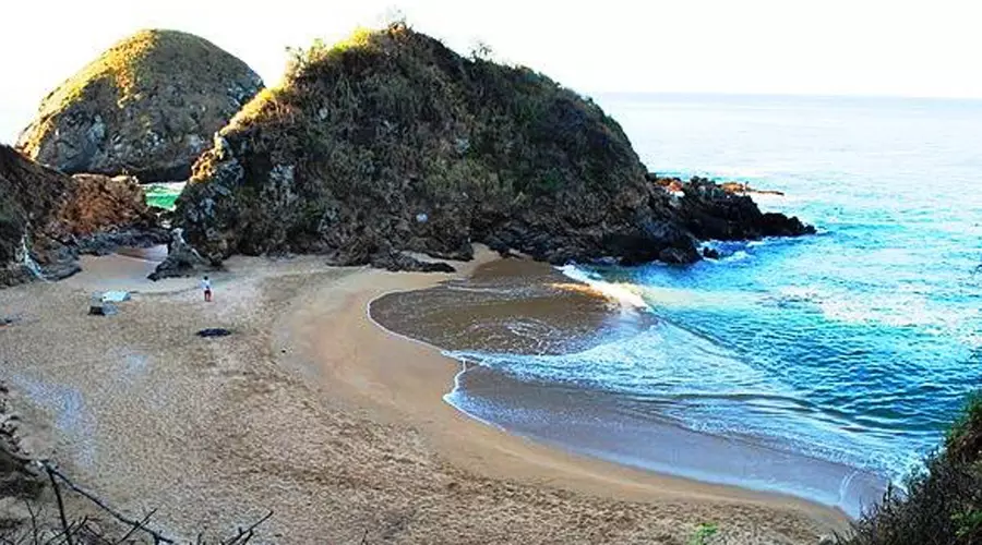 Playa Zipolite Mexico 位于墨西哥瓦哈卡州南部海岸。 Playa Zipolite 海滩也被称为“死者海滩”，这是有充分理由的。不可预测的水下洋流每年携带多达 50 人。