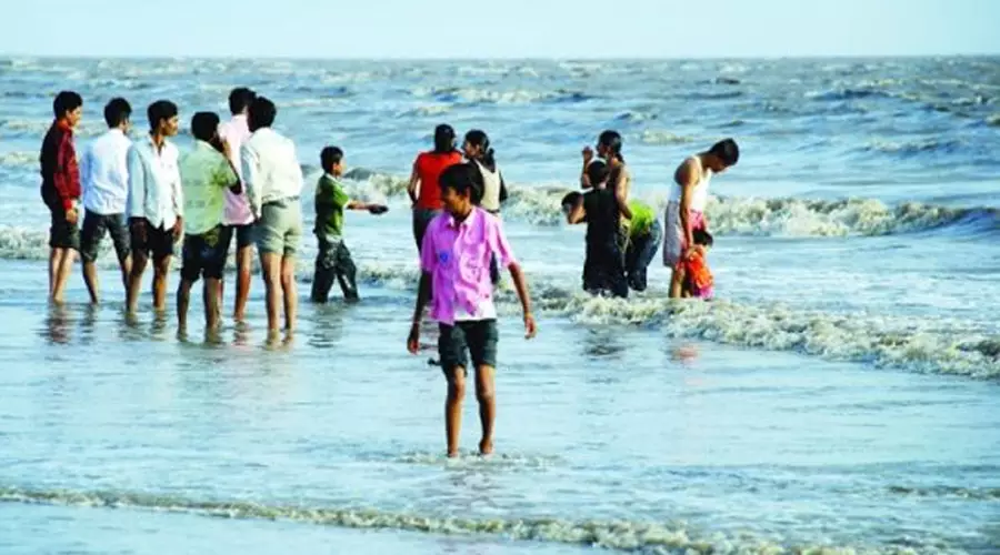 Dumas Beach India Otu n'ime obodo mepere emepe n'akụkụ Oké Osimiri Arebia na steeti Gujarat nke India bụ ihe nzuzo mgbe niile. Ọ dị na ala nsọ ebe ndị Hindu na -akpọgbụ ndị nna nna ha ọkụ. A kọọla ọtụtụ ndị furu efu n'ụsọ osimiri. Ndị ọchịchị kwenyere na ọ bụ ndị otu nzuzo na -amaghị ihe nzuzo dị ndụ na -eme ihe a.