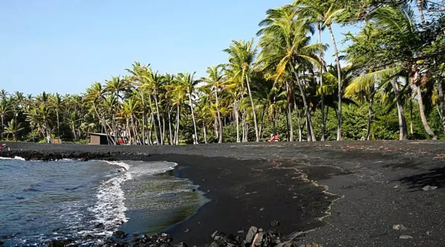 Kilauea Beach Hawaii Kilauea Beach er en af ​​de mange imponerende strande på Hawaii. Det er dog også en af ​​de farligste strande i verden, da den ligger ved siden af ​​en aktiv vulkan. Vulkanen har konstant været i udbrud siden 3. januar 1983, så der er altid en lille, men meget reel chance for turister at svømme i den glødende lava.