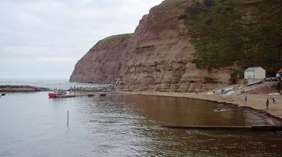 Statha Beach UK Surfere elsker denne strand for dens højvande og store bølger. Myndighederne forsøger med al deres magt at forbyde strandunderholdning: for nylig blev Stathi erklæret den værste kyst i Europa - vandet her er utroligt snavset, og alle svømmere risikerer konstant at blive ramt af en alvorlig infektion.