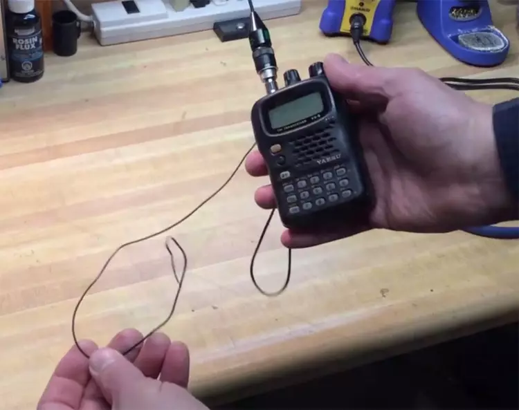 Cattura una stazione radio Inoltre, il nostro gancio in metallo può essere utilizzato come antenna per una radio o un walkie-talkie. Può salvarti la vita se ti perdi in una zona selvaggia e disabitata.