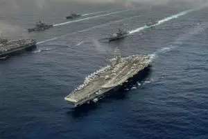 Armada de portaavions que creua l’oceà