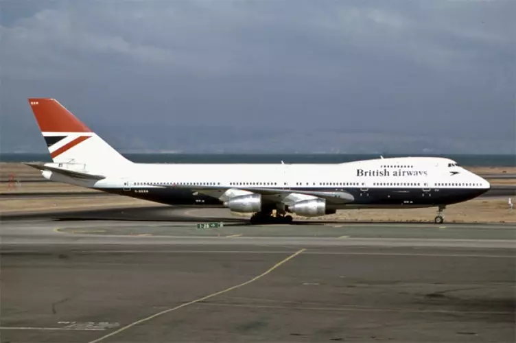 9 British Airways Any de l'accident: 1982 Modificacions: notificació d'erupcions volcàniques L'accident a bord del vol 9 de British Airways es coneix com a incident de Jakarta. Durant el vol del Boeing 747-236B de Londres a Auckland, els quatre motors de l'avió es van apagar de sobte, mentre que cap dels sistemes a bord mostrava cap mal funcionament i la cabina de l'avió es va omplir ràpidament de fum. Després d’haver contactat amb els despatxadors de l’aeroport més proper, que va resultar ser Jakarta, la junta va procedir a un aterratge d’emergència, o millor dit, a la planificació. Mentre descendien a una altitud de 13.000 peus, els pilots van poder arrencar primer un i després la resta de motors. Tot i la pèrdua de transparència dels parabrises, els pilots van aterrar l'avió. Els 263 passatgers del vol 9 de British Airways van sobreviure. El motiu de la fallada de tots els motors va ser un núvol de cendra volcànica expulsat pel volcà Galungung. Va interrompre el flux d’aire dels motors i va provocar que s’escalfessin i s’escalfessin. L'incident va esdevenir més que un clar exemple del fet que la informació sobre les erupcions volcàniques s'hauria de transmetre als serveis d'aviació.