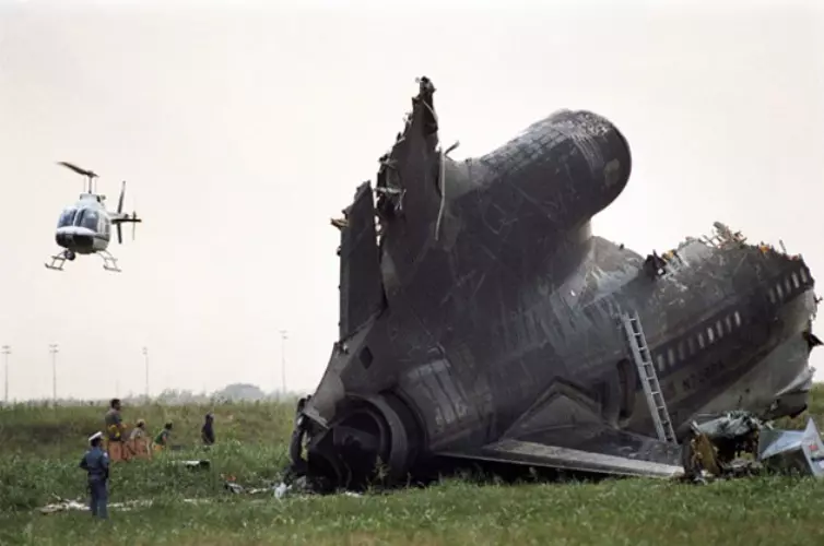 191 Delta howa heläkçiligi ýyly: 1985 Üýtgeşmeler: Howa kesgitleýjileri “Lockheed L-1011” uçary Dallas / Fort Wort howa menziline gonanda, 180 metr belentlikde gämi güýçli ýel gyrgysy bilen ýere gaçdy. Tagt ýere degip, sagatda 400 km tizlik bilen howa menziliniň suw diňlerine uçdy. Uçardaky 194 ýolagçynyň 134-si öldürildi. Betbagtçylyk bilen baglanyşykly geçirilen derňew howa şertlerini kesgitleýänleri güýçlendirmegiň zerurdygyny görkezdi. 90-njy ýyllaryň ortalaryndan başlap, ýel gyrkymyny kesgitlemek wezipesi bolan howa radarlary linerlerde hökmany enjamlara öwrüldi.