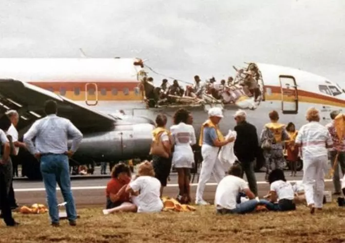 243 Aloha Airlines Õnnetusaasta: 1988 Muudatused: karmimad kontrolli- ja hooldusnõuded Kui Aloha Boeing 737 oli teel Hilo lennujaamast Honolulu lennujaama, kukkus osa lennukist ootamatult lennukist maha, luues reisijatele ekstreemsed lennutingimused: avatud taevas pea kohal, orkaanituul ja - 45 ° C. Liinilaeval õnnestus Honolulus ohutult maanduda. 94 reisijat jäid ellu, pääsesid erineva raskusastmega vigastustega. Õnnetuse tagajärjel hukkus üks stjuardess. Riiklik transpordiohutuse amet (NTSB) nimetas juhtumi põhjuseks mitmeid tegureid, sealhulgas korrosiooni, kere osade halva epoksü -sideme, neetide väsimust ja kere kahjustusi. Avastatud talitlushäired on toonud kaasa rangemad kontrolli- ja hooldusnõuded õhusõidukitele, mis teevad lugematuid õhkutõusmis- ja maandumistsükleid.