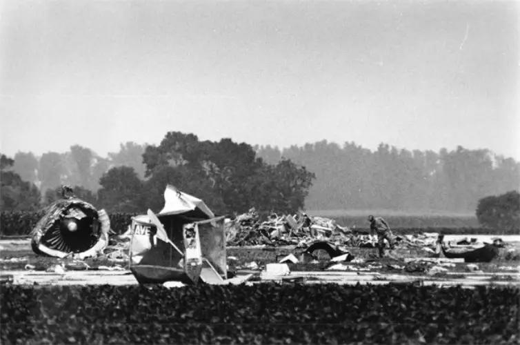 UA 232 Sala qezayê: 1989 Guherandin: Di pergala hîdrolîk de valfên arîkariyê Qeza çend deqe qewimî piştî ku firokek United Airlines ji Balafirgeha Denver Stapleton rabû. Fena motorê li ser xêzikê hilweşiya, perçeyên wê, bi girseyek giştî ya nêzîkê 160 kg, zirar da pergala hîdrolîk û balafira dûvikê ya horizontal. Ev bû sedema windakirina bêkêmasî ya hîdrolîk û rêber. Tenê du motorên xebatê mane, ku li ser baskan in, dema ku li kêlekê milê rastê hebû, ku ji ber zirara gihîştî mezinbûna xwe didomîne. Pîlotan karîn balafirê ji gemarê derxînin, û li gorî rêwerzên belavker, pêdivî bû ku panelê daxistinek awarte bikira. Di dema wê de, balafirê bayek gewr girt, ji milê rastê pê ket, erd girt û ket xwarê. Encama vê yekê ev bû ku tablo ji pîstê derket, zivirî, bû çend perçe û agir girt. Ji 285 rêwiyên keştiyê, 184, tevî pîlotan, sax man. Sedema fermî ya qezayê çirûskek westiyayî ya di rotora fan de bû, ku di dema teftîşa teknîkî de nediyar dima, û nebûna qefilên hîdrolîk di sêwiranê de. Wekî encamek, valfên ewlehiyê yên di pergala hîdrolîk de bûne hêmanên binesazî yên domdar. Li gel vê, prosedûra teftîşa motorê baştir bûye.