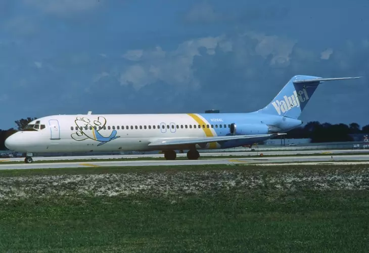 592 ValuJet Godina nesreće: 1996. Izmjene: sustav upozorenja na požar Dana 11. svibnja 1996. ValuJet Airlines 592 bio je na redovnom letu iz Miamija za Atlantu. 9 minuta nakon polijetanja počeo je požar u teretnom prostoru zrakoplova. Uzrok požara je spontani rad pirotehničkih generatora kisika kojima je istekao rok trajanja. Isprva je avion bio ispunjen dimom, a nakon nekog vremena pod prednje kabine je zajedno sa sjedalima i putnicima pao u gorući prtljažnik. Zrakoplov je zaronio i pao u močvaru Everglades. Svih 110 putnika broda je poginulo. Nakon ove nesreće odlučeno je ugraditi sustave brzog upozoravanja na požar na nadzorne ploče svih zrakoplova.