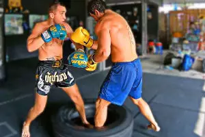 Tógáil carachtar i gcampaí Téalainnis: oiliúint Muay Thai