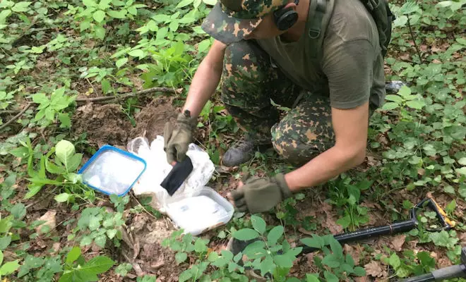 Escondite en el bosque: abrimos el contenedor viejo.