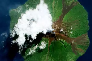 El surgimiento de una nueva isla en medio del océano.