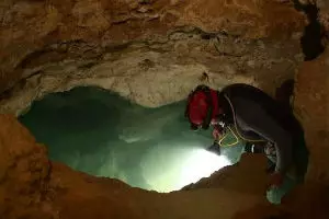 Zanyar bi kamerayek daketin şikeftek ku bi mîlyonan sal ji cîhanê hatî dûr xistin. Video