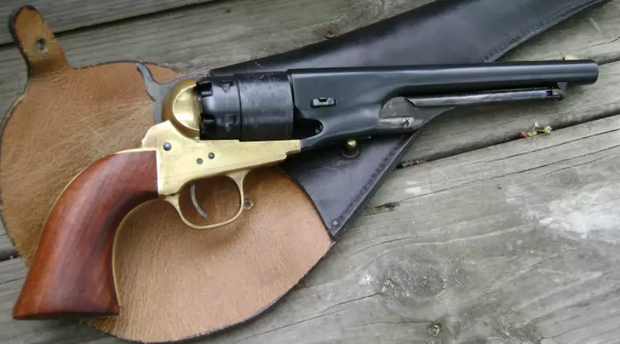 Colt White Earp O lenei feeseeseaiga amio o se tasi o tagata autu o le vaitaimi o le vao West. O le fana le faʻatusalia na faʻaaoga le Smith & Wesson 44 caliber revolver. O aso nei, o auupega a Earp lava ia o loʻo teuina ile Metropolitan Museum of Art i Niu Ioka ma ua manatu ai ose faʻaaliga taua tele ile aoina.