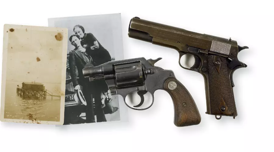 Armas de Bonnie e Clyde Quizais a parella de roubos máis famosa da historia americana siga baleirando os petos do outro mundo. Na poxa, un comprador anónimo repartiu máis de medio millón de dólares por dous potros que pertencían a estes Romeo e Julieta desde a estrada principal.