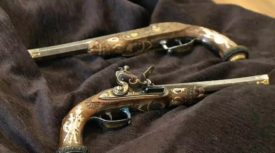 Pistol Simon Bolivar Untuk wang yang luar biasa, sepasang pistol peribadi Simon Bolivar, pejuang hebat yang memimpin perjuangan revolusioner untuk kemerdekaan Venezuela, dilelong. Senjata abad XIX dijual dengan harga 1 juta 870 ribu dolar.