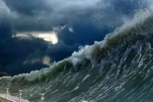 Kapal melintasi tsunami di laut lepas