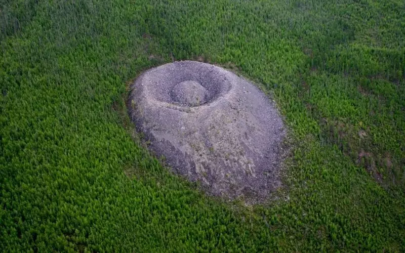 Hipoteza podzemne nuklearne reakcije Može li biti uzrok spontana nuklearna reakcija koja je izazvala eksploziju u naslagama urana ispod kratera, što je, inače, Kolpakov tražio? No, prije svega, nalazišta urana nisu otkrivena u Patomskoj visoravni. I drugo, za nuklearnu lančanu reakciju u nerafiniranoj rudi urana potrebni su zaista laboratorijski uvjeti: poseban omjer izotopa urana, slobodan pristup ugljiku i niz drugih faktora. U Gabonskoj Republici u centralnoj Africi postoji samo jedan prirodni nuklearni reaktor na svijetu. Prirodni nuklearni reaktor Oklo radi više od dva miliona godina i još nije dostigao kritičnu masu potrebnu za spontanu eksploziju.