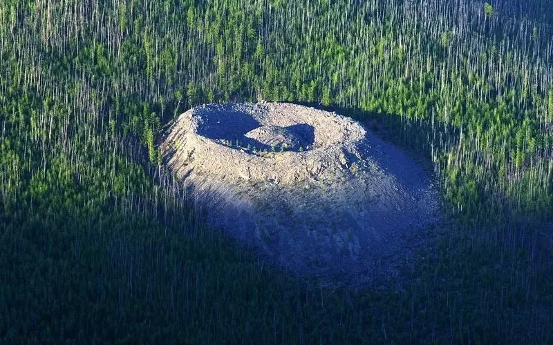 La hipòtesi d'una caiguda de meteorits És en aquesta versió que el descobridor del cràter, Vadim Kolpakov, insisteix. Alguns van encara més enllà i connecten el cràter Patomsky amb el famós meteorit Tunguska, les restes del qual mai no s'han trobat. Però el cràter en la seva forma s’assembla poc a un embut, que sol quedar-se després de l’impacte d’un meteorit a la Terra. Per tant, es va haver de desestimar aquesta hipòtesi.