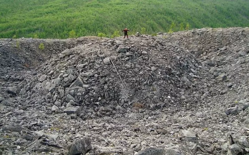 Hipòtesi del naixement del volcà La forma del cràter en forma de cràter troncocònic apilat amb forts pendents és característica dels edificis volcànics actuals. Un exemple viu d’aquesta estructura és el volcà Karymsky a Kamxatka. No obstant això, el cràter Patomsky es troba massa lluny de les zones de l’anomenat vulcanisme quaternari actiu i ja no hi ha rastre de material volcànic a prop.