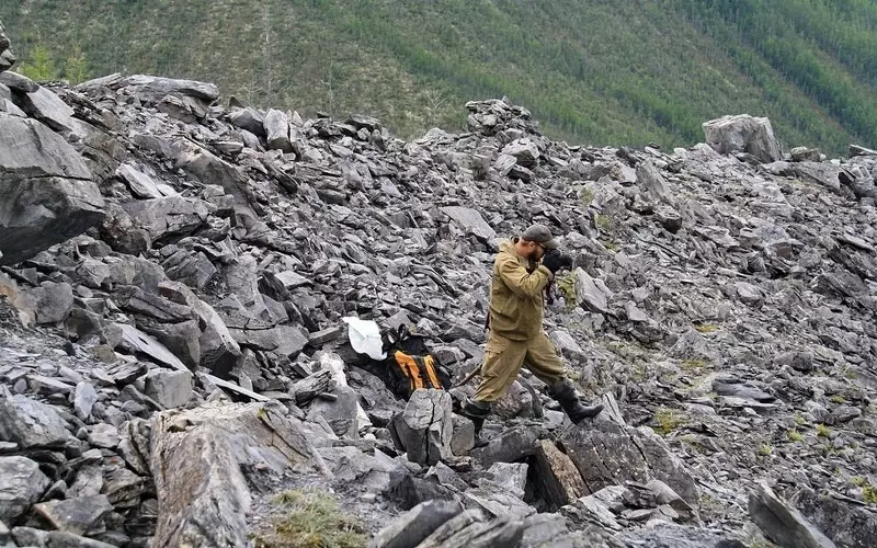 Hipoteza vanzemaljske intervencije Nakon što su izvršili dendrohronološku analizu stabala koja rastu na krateru, naučnici su otkrili da je krater star oko 500 godina ili više. Ali u isto vrijeme, na vidjelo je izašla još jedna zanimljiva karakteristika kratera, već obavijena mistikom. Ariš koji raste oko kratera ubrzano je rastao. Slično je već primijećeno u šumama u zoni isključenja nakon katastrofe u nuklearnoj elektrani Černobil. Ova činjenica je odmah dovela do pojave hipoteze o sahrani ispod kratera NLO -a sa zalihama nuklearnog goriva na brodu. Međutim, ispod kratera nisu pronađeni nikakvi metalni predmeti.