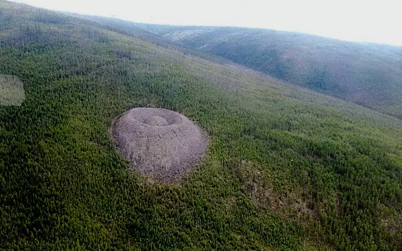 Hipoteza plinskog vulkana Kasniji istraživački rad na krateru konačno je dao manje -više prikladno objašnjenje. Krater se pojavio kao rezultat procesa smrzavanja i odmrzavanja stijena, slično kriovulkanu na Jupiterovom mjesecu Io. Podzemne vode, koje su bile u koncentriranom obliku, zaledile su se tokom čitavog Malog ledenog doba, čiji se vrhunac dogodio tek sredinom 17. stoljeća (to jest, prije otprilike 500 godina). Procesi uzrokovani sezonskim odmrzavanjem leda i pritiskom stijena izazvali su razorni vodeni čekić koji je poput dječjih kockica razbacao blokove krečnjaka, što je dovelo do stvaranja kratera. Sva energija akumulirana vodom ispucala je i djelomično se prenijela na stabla ariša koji rastu okolo, stimulirajući njihov ubrzani rast. Hipoteza o kriogenom podrijetlu rasvijetlila je mnoge, ali nipošto sve misterije povezane s kraterom Patomsky. Hoćemo li ikada saznati pravi razlog nastanka tako neobičnog prirodnog objekta kao što je krater Patomsky, ovisi samo o budućim istraživanjima.