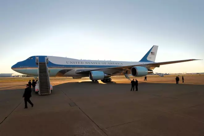 AP_air_force_one_jef_150324_3x2_1600۔