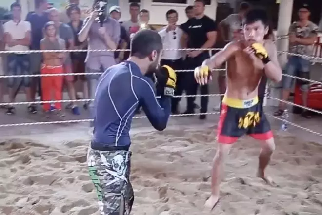 Un seguidor de Bruce Lee va sortir al lluitador MMA