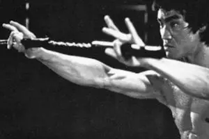 UBruce Lee udlala ithenisi yetafula ne-nunchaku