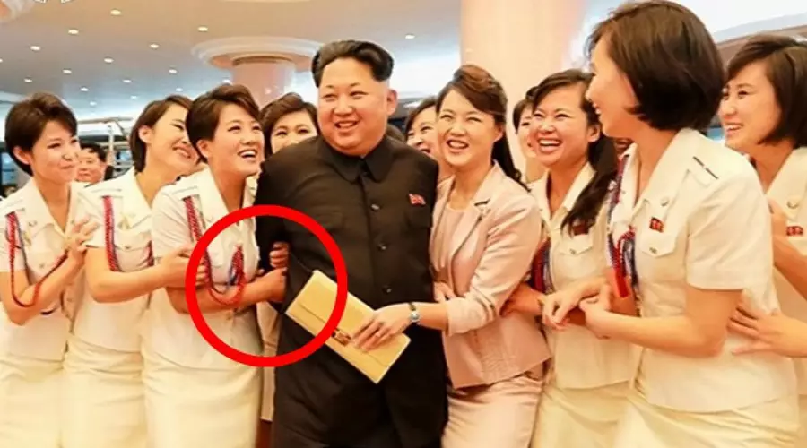 Un garda do corpo como regalo Ás vinte anos, os gardacostas persoais de Juche enfróntanse a un novo destino. Entregan á forza en matrimonio con xenerais do exército: tal agasallo considérase a máxima manifestación do favor de Kim Jong-un e é moi apreciado polos oficiais.