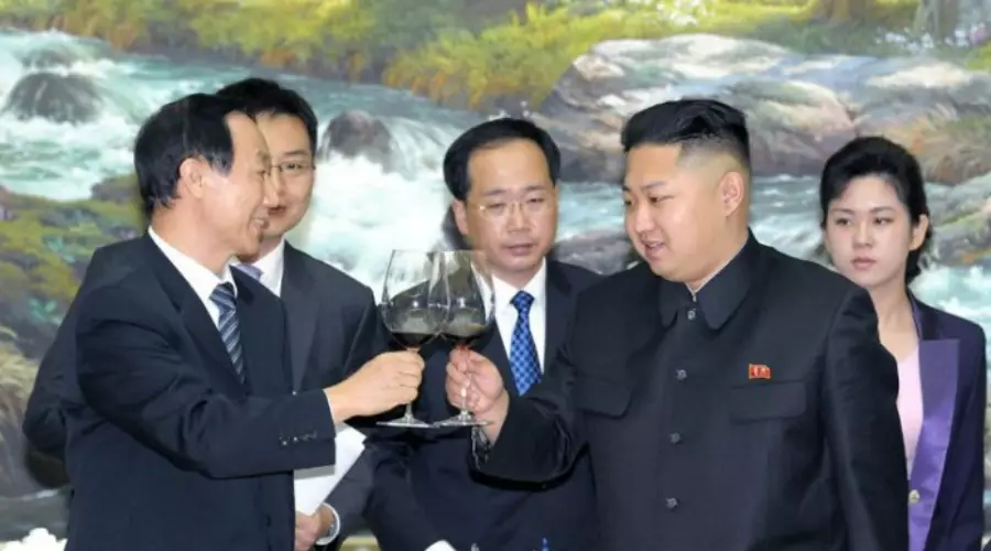 50 elixidas Por suposto, non as 2.000 nenas están constantemente co Juche. Kim elixe aos 50 máis fermosos e preparados. Como regra xeral, a composición do destacamento persoal do líder cambia cada dous meses.