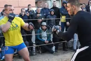 Longdistanca ulo el la homamaso eniris la ringon kontraŭ batalanto de MMA