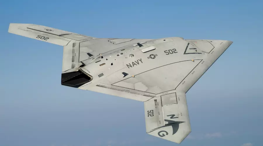 Northrop Grumman X-47BC प्रसिद्ध Northrop Grumman कडून अमेरिकन अलौकिक बुद्धिमत्ता. दुसऱ्या पिढीतील लढाऊ यूएव्ही फक्त ऑपरेटरशिवाय उड्डाण आणि लँडिंग करण्यास सक्षम आहे, केवळ ऑन-बोर्ड संगणकाच्या मदतीने. पंख रॉकेट लाँचर्ससह सुसज्ज आहेत, जे आधीच जमिनीवरून एखाद्या व्यक्तीद्वारे नियंत्रित केले जातात.