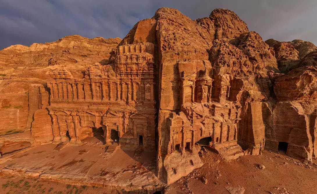 Nabateërs Die Arabiese nomades-Nabateërs was op 'n tyd 'n redelik gevorderde stam. Volgens historici beheer hulle die watertoevoer van die hele streek en het hulle daarin geslaag om 'n hele stelsel waterpype, damme en opbergingsgeriewe te bou. Daarom het die mense so floreer tydens droogtes: die Nabateërs het water verkoop. Boonop was Petra geleë op die kruispad van baie karavaanroetes en was dit dus die middelpunt van die handel.