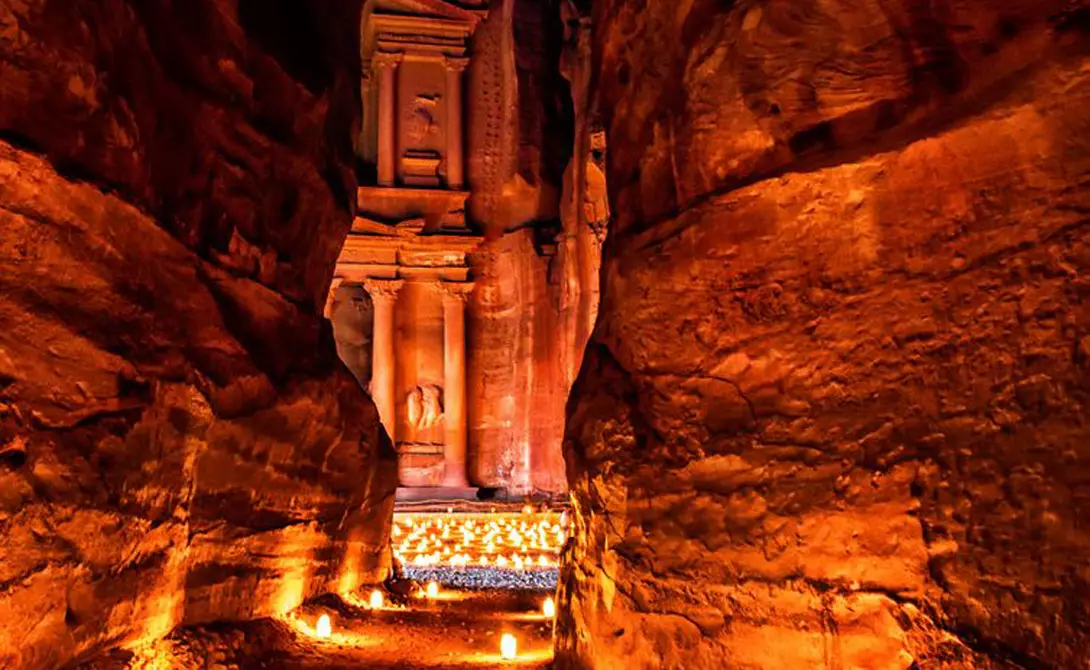 Pasáiste Hidden Is cosúil go bhfuil an chathair ar fad i bhfolach sa Siq Canyon caol. Ní féidir leat dul go dtí críoch Petra ach trí na gorges atá suite sa tuaisceart agus sa deisceart. Ón taobh thoir agus thiar, tá an chathair cosanta go hiontaofa ag aillte géara, a shroicheann seasca méadar ar airde.