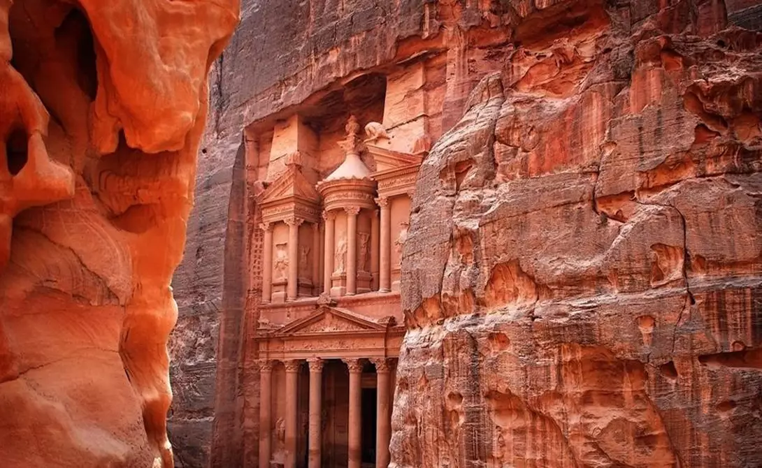 Al-Khazneh El famós tresor del faraó va ser originalment el temple de la deessa Isis. Aquest mausoleu es considera el millor exemple d’arquitectura antiga: els arquitectes encara no entenen exactament com els nabateus van aconseguir tallar una estructura tan increïble sense utilitzar bastides.