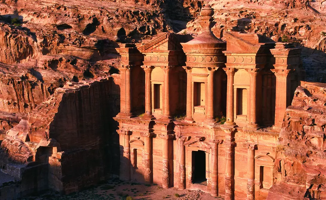 Ad-Deir 'n Ander wonderlike struktuur is buite die stad geleë. Hierdie rotsgesnyde tempel is 'n monumentale gebou wat heeltemal in die berg gesny is. 'N Seldsame toeris kom wel hier: min is gereed om 'n paar honderd trappe onder die skroeiende woestynson te klim.