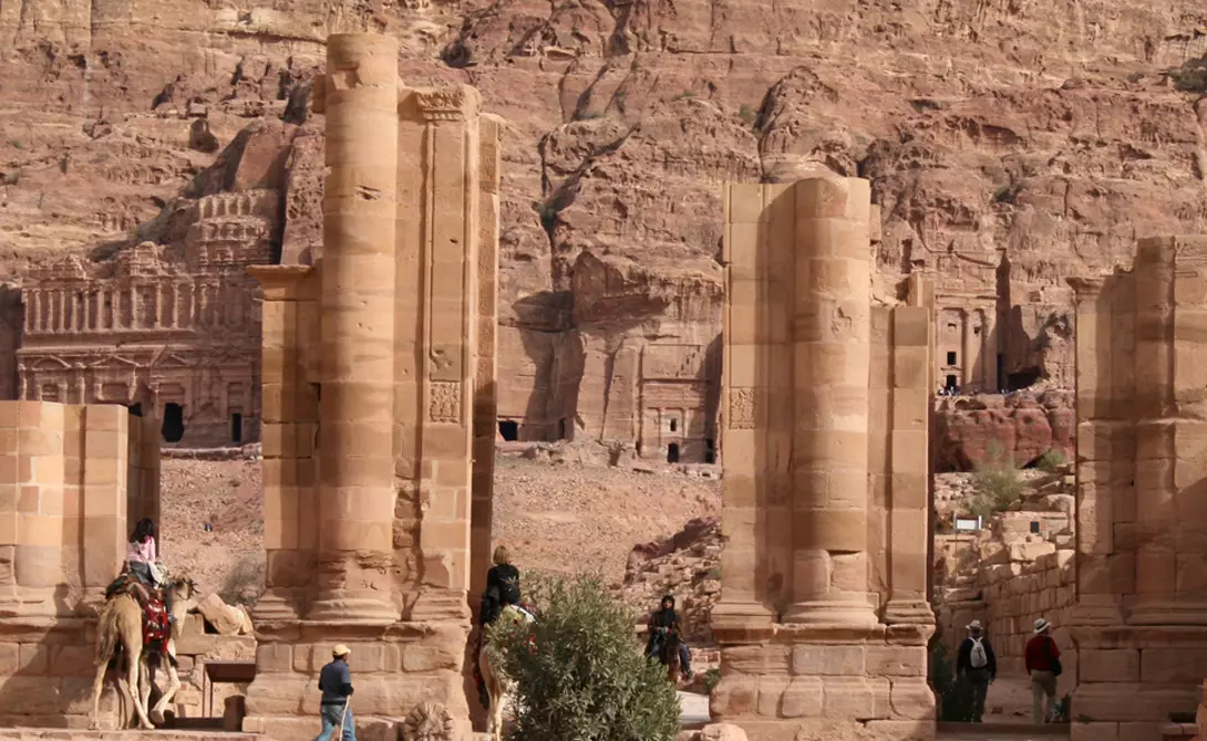 Decadencia Durante siglos, las rutas comerciales le han aportado a Peter un dinero increíble. Desde el Golfo Pérsico, las caravanas cargadas de especias acudieron aquí, y de camino a Damasco, los comerciantes trajeron piedras preciosas y sedas a Petra. El descubrimiento de la ruta marítima hacia el este por parte de los romanos fue el comienzo del fin de la gran ciudad: el comercio terrestre de especias se secó y Petra se vació gradualmente.