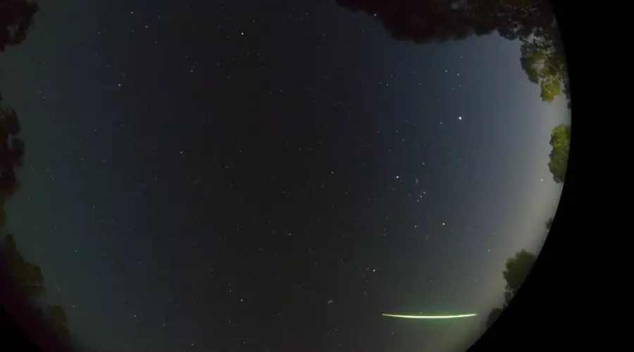 Green Fireballs Daghang mga ufologist ang naghunahuna sa dagway sa berde nga mga fireballs sa New Mexico nga labing kasaligan nga ebidensya sa pagkaanaa sa mga UFO. Sukad sa ulahing bahin sa 1940, ang gobyerno sa US napugos sa paggahin dugang nga pondo alang sa panalipod sa hangin sa mga panukiduki ug pasilidad sa militar sama sa Los Alamos ug Sandia National Laboratory - sa pipila ka mga hinungdan ang mga katingad-an nga mga bola ang kanunay nagpakita didto.