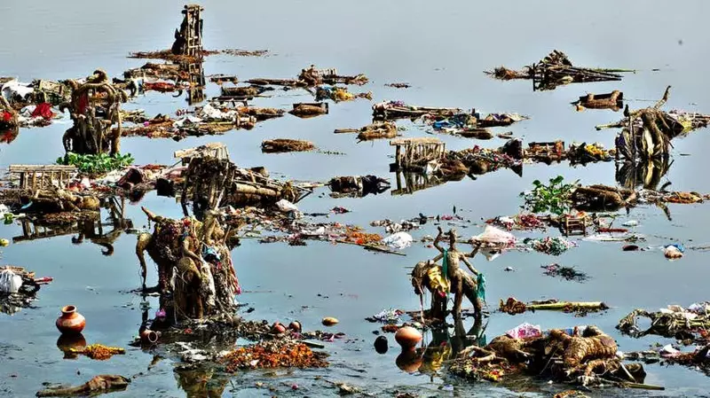 Yamuna Yndia De enoarme metropoal fan Nij -Delhi brûkt de rivier de Yamuna as har wichtichste boarne fan drinkwetter. De rioelbuizen fan 'e stêd liede hjir ek: blykber komme de Yndianen net echt oerien mei de logika fan' e prosessen.