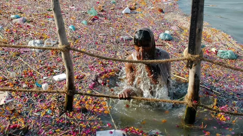 Ganges India Ang tubig ng mga sagradong Ganges ay napakarumi na kahit ang mga baka ay takot na lumangoy dito. Mga ritwal sa relihiyon, drains ng kemikal, libing - mabuti ang Ganges para sa lahat. Gayunpaman, hindi ito nakakaabala sa mga Indian: hindi tulad ng mga baka, ang mga taong walang takot ay kumukuha ng mga paghuhugas sa ilog at kumukuha ng tubig mula dito para maiinom.