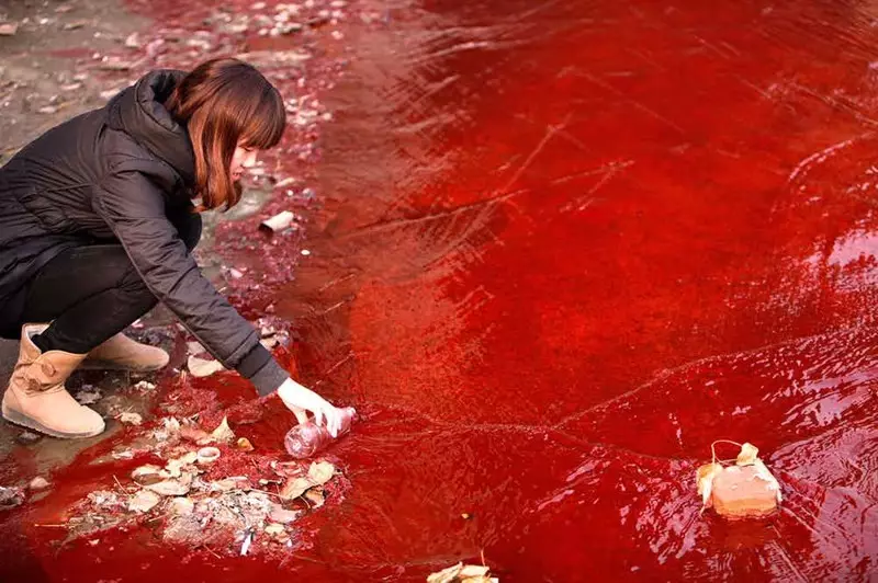 Jinghe China Wala sa mga lokal na sineseryoso ang opisyal na pangalan ng ilog. Sa sandaling ang pabrika ng lungsod ay nagsimulang ibuhos ang lahat ng nakakalason na basura na may mga tina dito, at ngayon para sa mga Intsik ito ay ang Blood River.