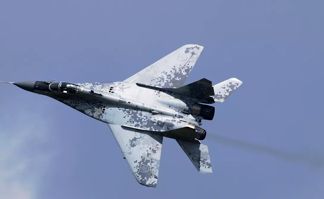 MiG-29 საბჭოთა პერიოდის კიდევ ერთი თვითმფრინავი კვლავ გამოიყენება რუსეთის მიერ საჰაერო უპირატესობის შესანარჩუნებლად. MiG-29 (Su-27– ის მსგავსად) შექმნილია F-15 და F-16– თან კონკურენციისთვის. მცირე გამანადგურებელი მცირე საბრძოლო რადიუსით იღებს თავის მანევრირებას: გერმანული ლუფტვაფეს მიერ ცივი ომის დასრულების შემდეგ ჩატარებულმა ტესტებმა აჩვენა, რომ მიქოიანის პროდუქტი გაცილებით უფრო თავდაჯერებულია ჰაერში, ვიდრე F-16. ახლა MiG-29 აქტიურად გამოიყენება სირიის მთავრობის მიერ და რუსეთი აპირებს ამ თვითმფრინავების ახალი პარტიის მიწოდებას ახლო აღმოსავლეთის მოკავშირეზე.