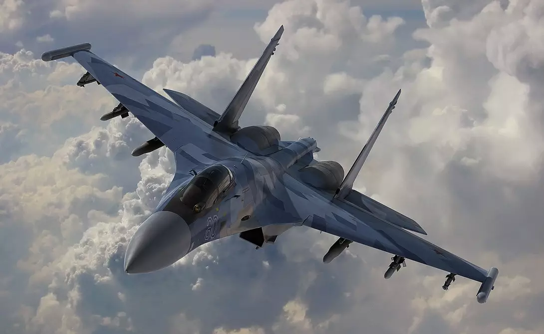 Su-35 Sa mga tuntunin ng mga katangian nito, ang manlalaban ay malapit sa mga ika-limang henerasyon na mandirigma. Ang fuselage ng sasakyang panghimpapawid ay may 12 mga istasyon para sa mga air-to-air at air-to-ground missile. Ang Russia ay mayroon nang 48 sasakyang panghimpapawid ng klase na ito sa serbisyo, sa maraming mga paraan higit sa pangunahing Amerikanong F-35 manlalaban, na kung saan ay masyadong nakasalalay sa stealth system nito.