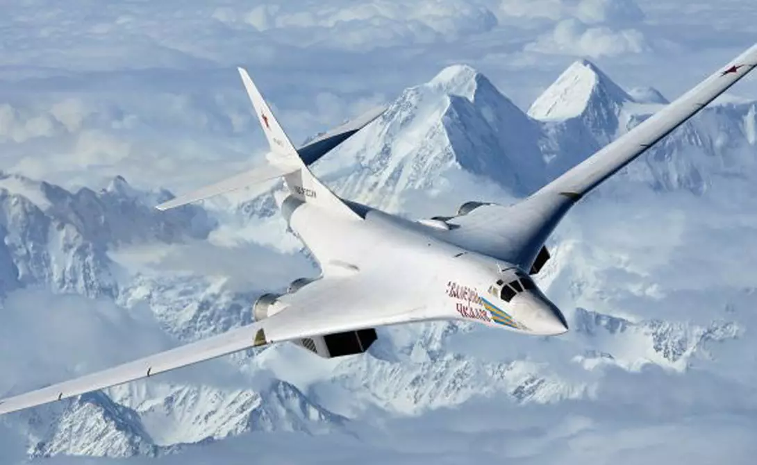 Tu-160 Tu-160 ئىستراتېگىيىلىك بومباردىمانچى ئايروپىلان ئۈچۈن ئاجايىپ تېز. بۇ ئايروپىلاننىڭ سائەتلىك سۈرئىتى 2220 كىلومېتىرغا يېتىشى مۇمكىن ، بۇ ئامېرىكىنىڭ B1-B Lancer (سائەتلىك سۈرئىتى 1448 كىلومىتىر) ۋە B-52 (سائىتىگە 1000 كىلومىتىر) قاتارلىق ئىستراتېگىيىلىك بومباردىمانچى ئايروپىلانلارنى قالدۇرىدۇ. قاراقاش (شىمالىي ئاتلانتىك ئەھدى تەشكىلاتىنىڭ تۈرگە ئايلىنىشى) كىشىنى ھەيران قالدۇرىدىغان جەڭ رادىئوسى 12،300 كىلومېتىر بولۇپ ، ئاتلانتىك ئوكياندىن ھالقىپ ئۇچالايدۇ ، بۇ ئايروپىلان 2008-يىلى مۇرمانسك-ۋېنېسۇئېلا لىنىيىسىدە نامايەن قىلىنغان.